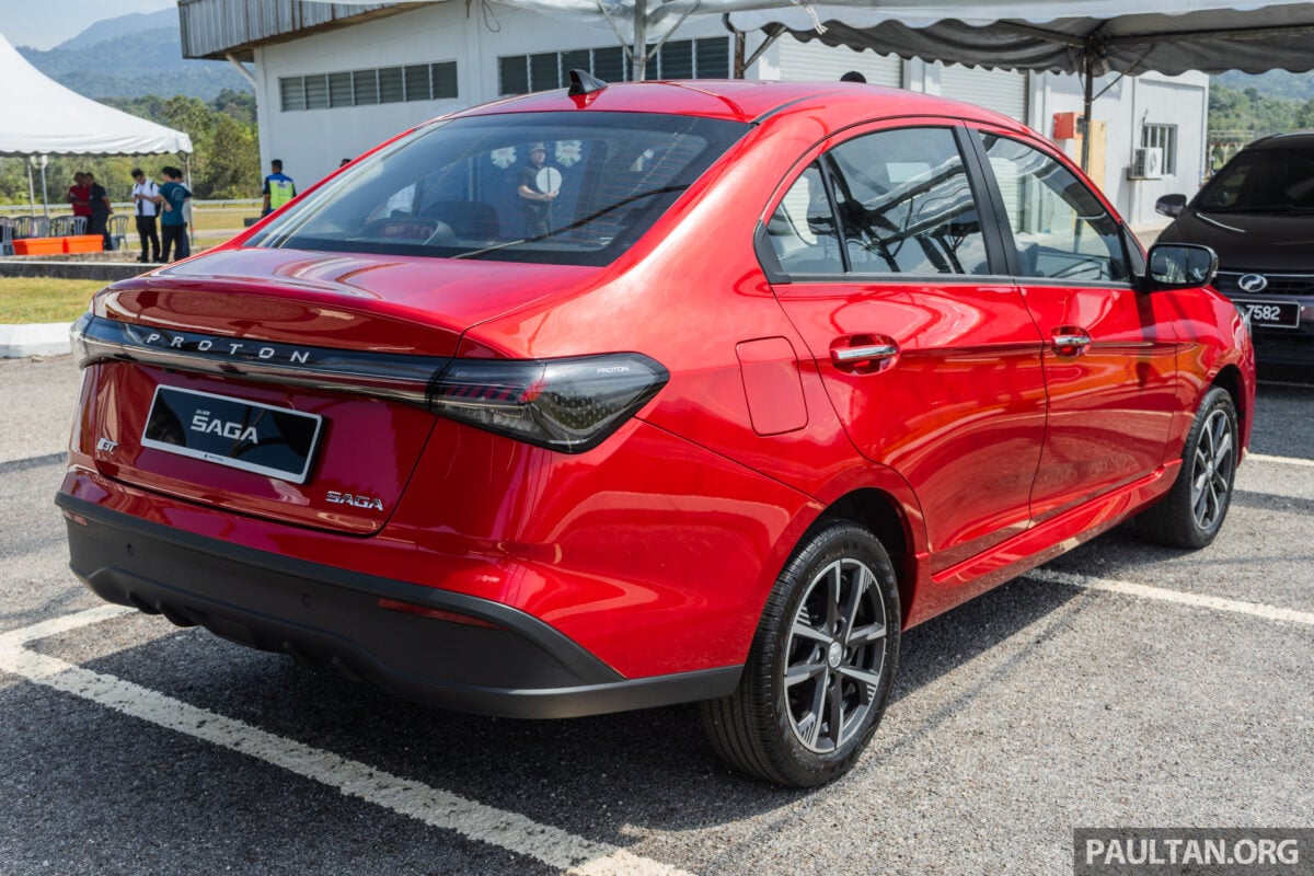 2026 Proton Saga 规格与配备获确认, 1.5L四缸引擎, CVT与4AT变速箱, 首次搭载ADAS, 支持无线 Apple ...