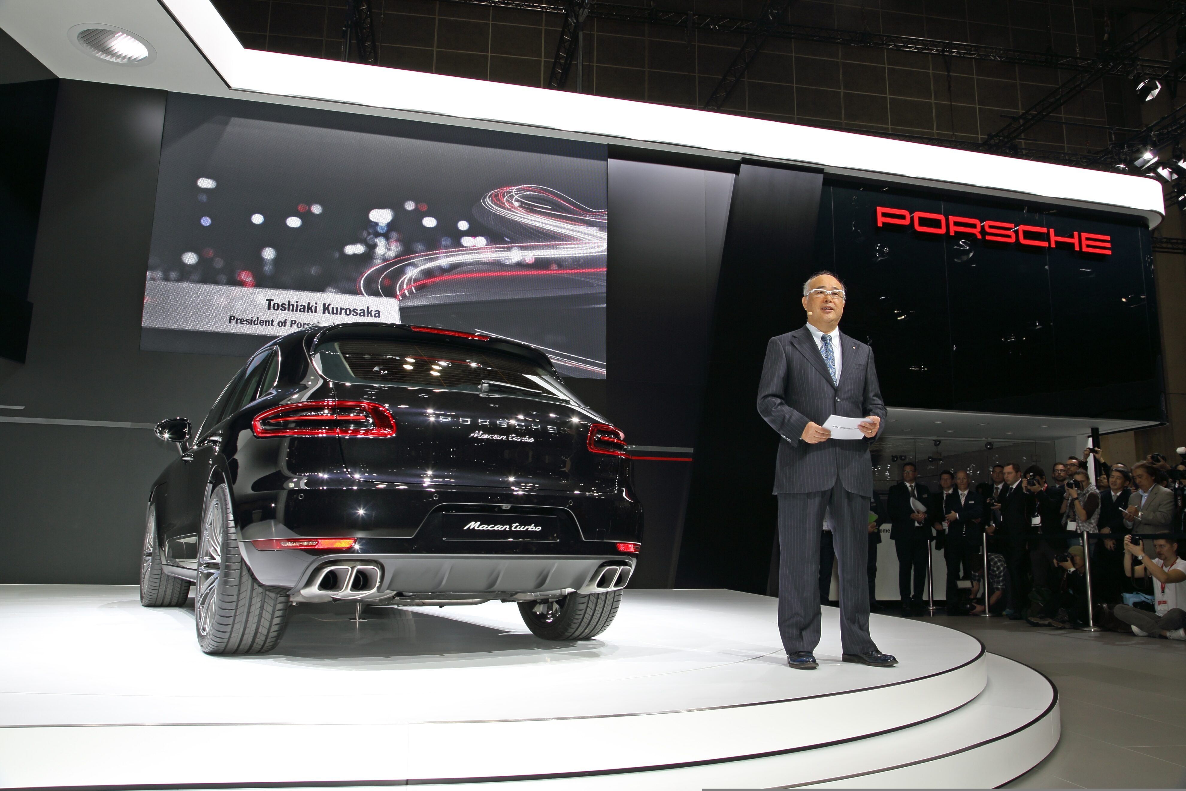 Porsche_Macan_Asia_Premiere_Tokyo_Motorshow_2013_with_Toshiaki_Kurosaka ...