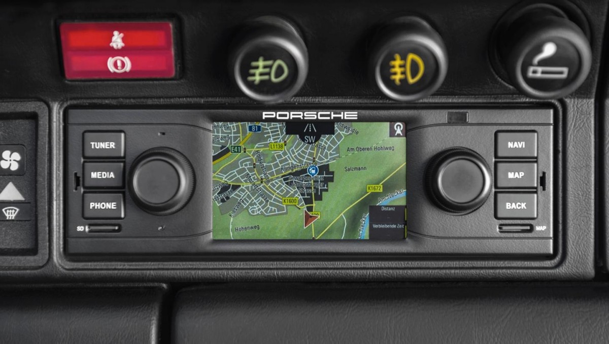 Porsche develops touchscreen headunit for older 911s - paultan.org