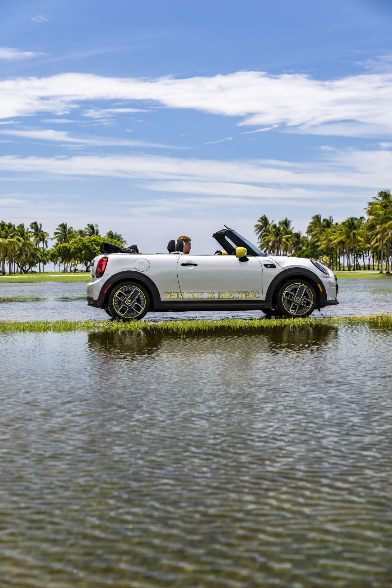 electric-mini-cooper-se-convertible-miami-77 - Paul Tan's Automotive News