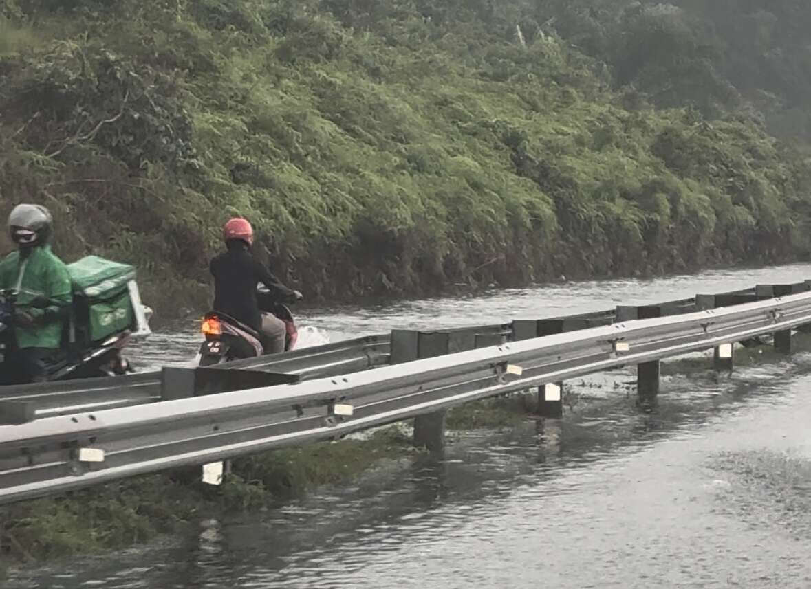 Federal Highway bike lane at Subang turnoff flooded - paultan.org