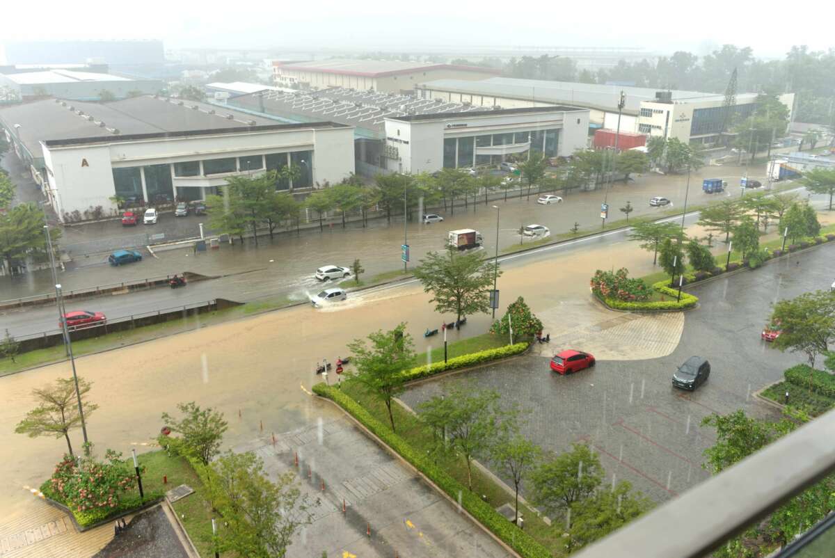 2023-Nov-1-Flooding-i-City-Shah-Alam-4-BM - Paul Tan's Automotive News