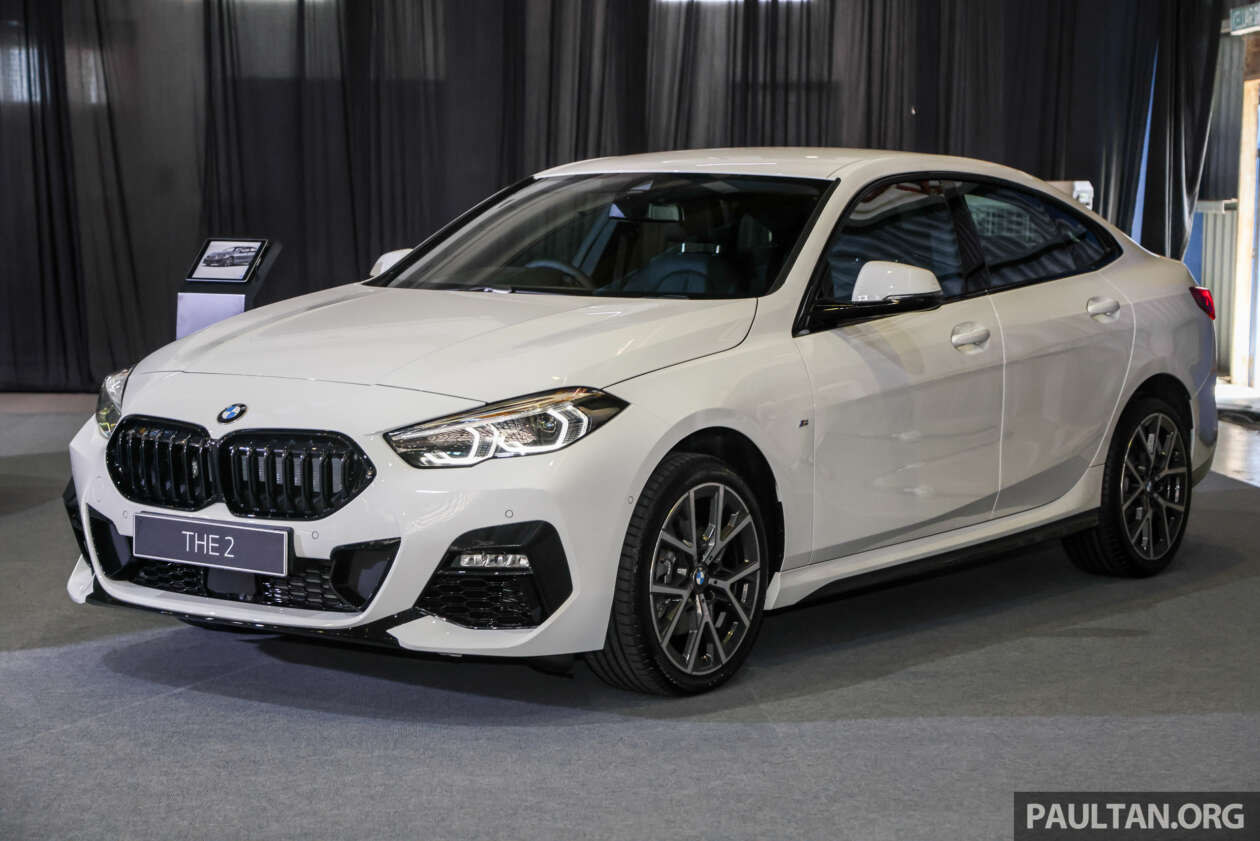 BMW 218i Gran Coupe Final Edition — kemasan hitam berkilat, rim jejari ...
