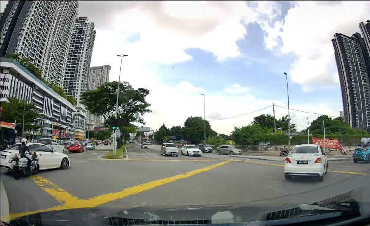 Driver makes late turn, hits motorcycle cop and runs - paultan.org