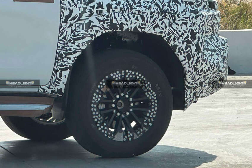 Toyota Hilux Travo spyshot 9 - Paul Tan's Automotive News