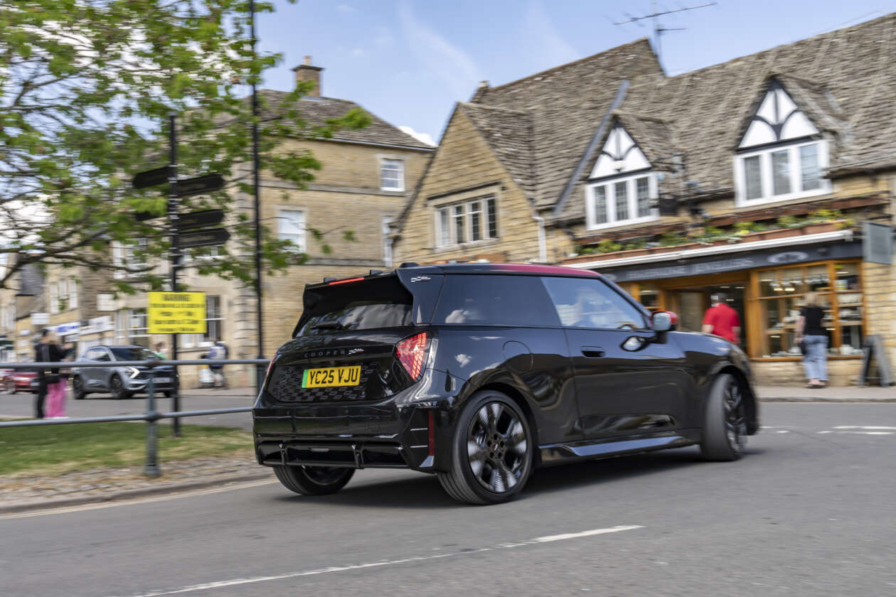 BF_MINI_JCW_Electric_Midnight_Black_II_052025_00024 - Paul Tan's ...