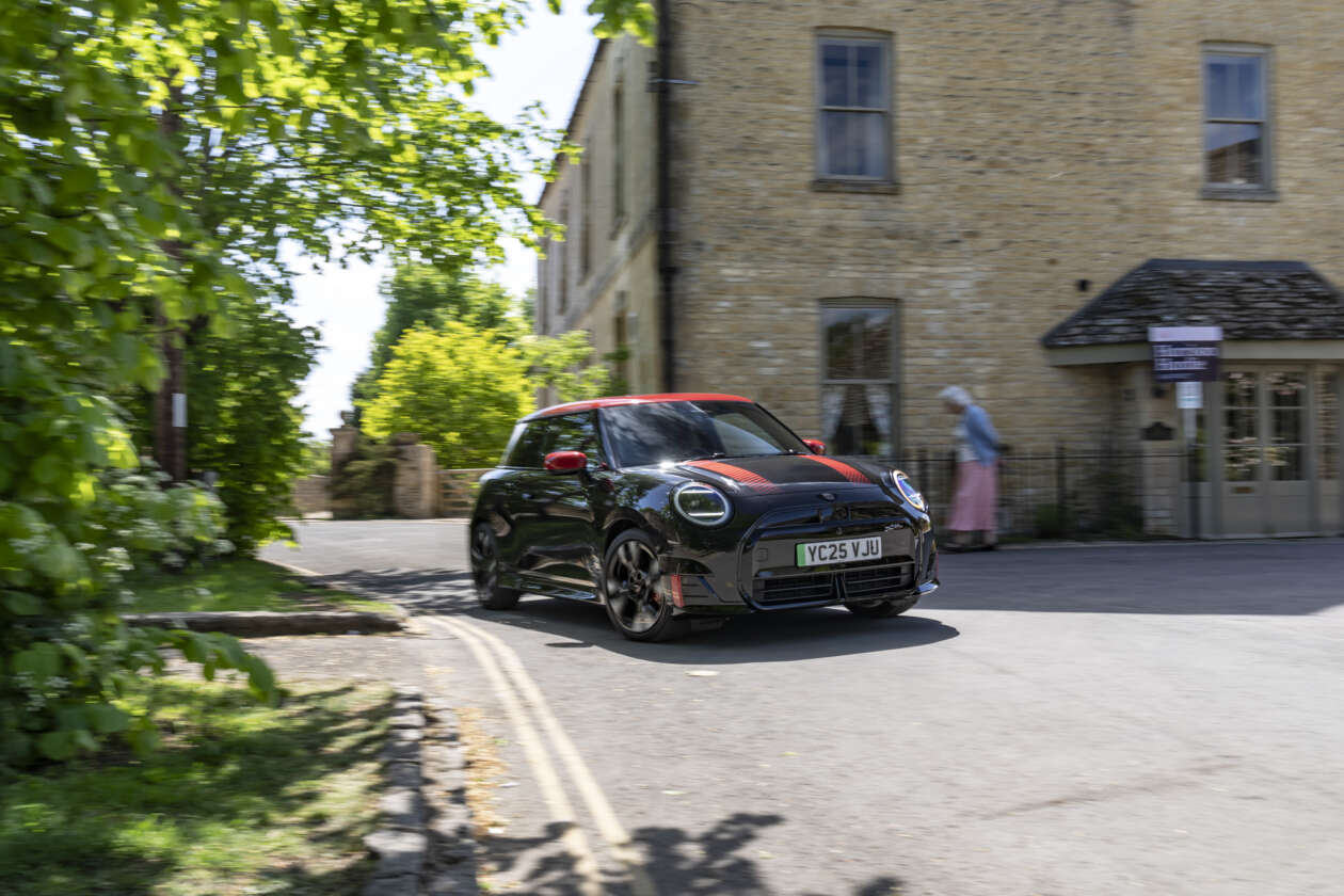 BF_MINI_JCW_Electric_Midnight_Black_II_052025_00026 - Paul Tan's ...