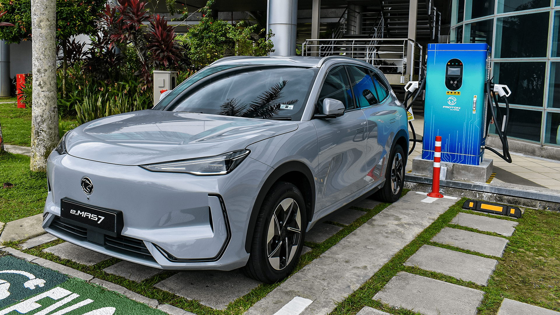 Proton Pro-Net 120 kW DC fast charger Tanjong Malim 5 - Paul Tan's ...
