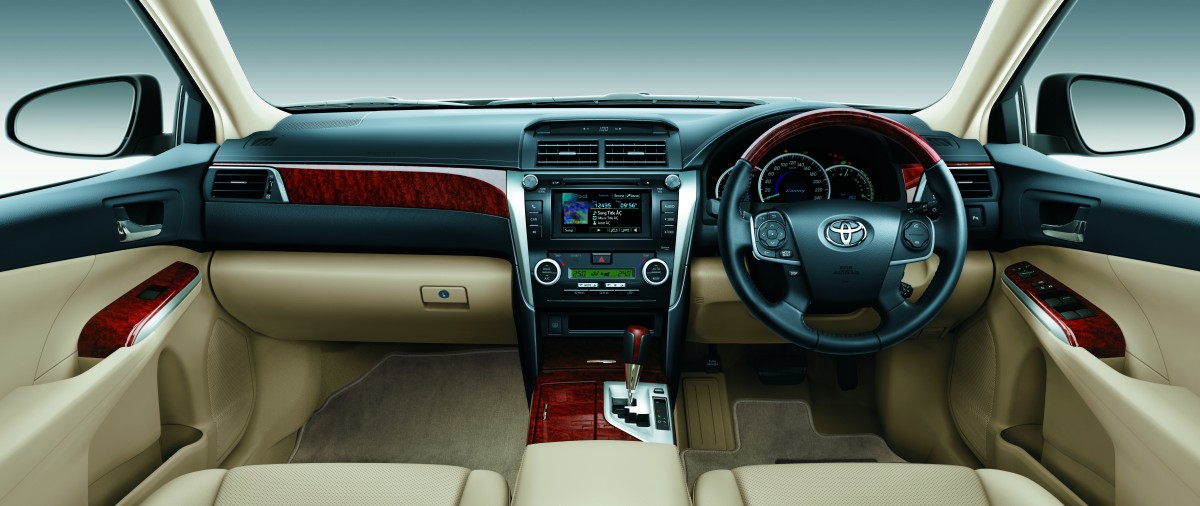 Camry 2.5V Beige Combination Leather Interior - Paul Tan's Automotive News